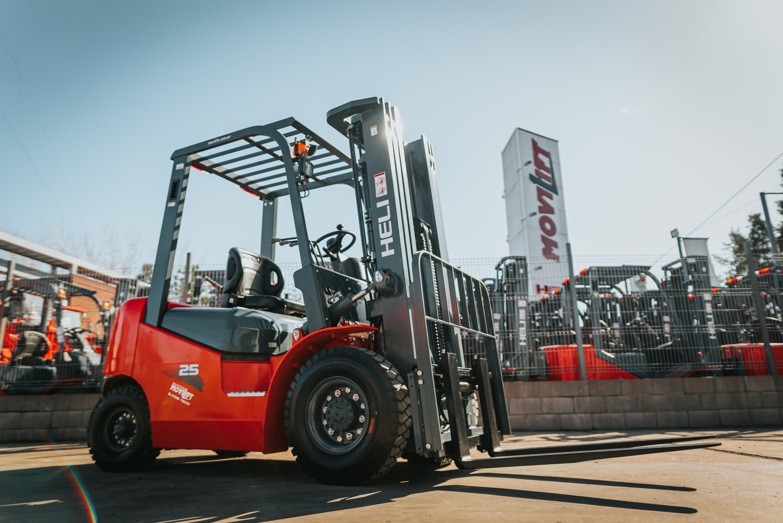 Montacargas vs. Autoelevador: ¿En qué se Diferencian? - Industrias Movilift